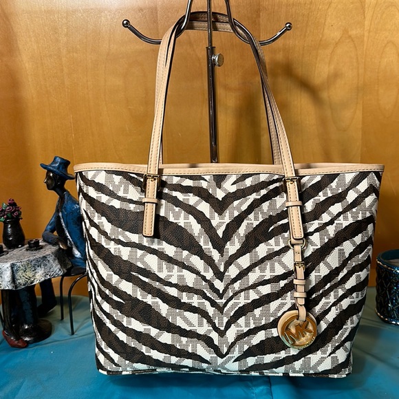 KORS Michael Kors | Bags | Michael Kors Medium White Tiger Jet Set Faux Leather Shoulder Bag ...